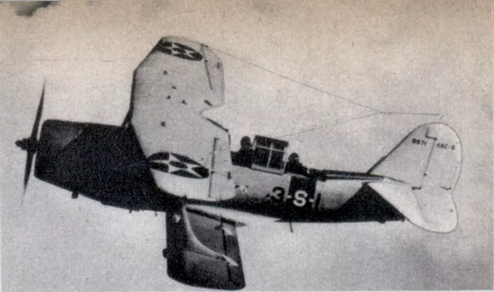 Filo Curtiss SBC-3 Bommer için kavisli. Bu çift kanatlı, Pratt & Whitney'in radyal motoru ile donatılmıştır. Donanma, bu tür uçakları aldı ve uçuş özelliklerinin göstergelerini gizli tutuyor