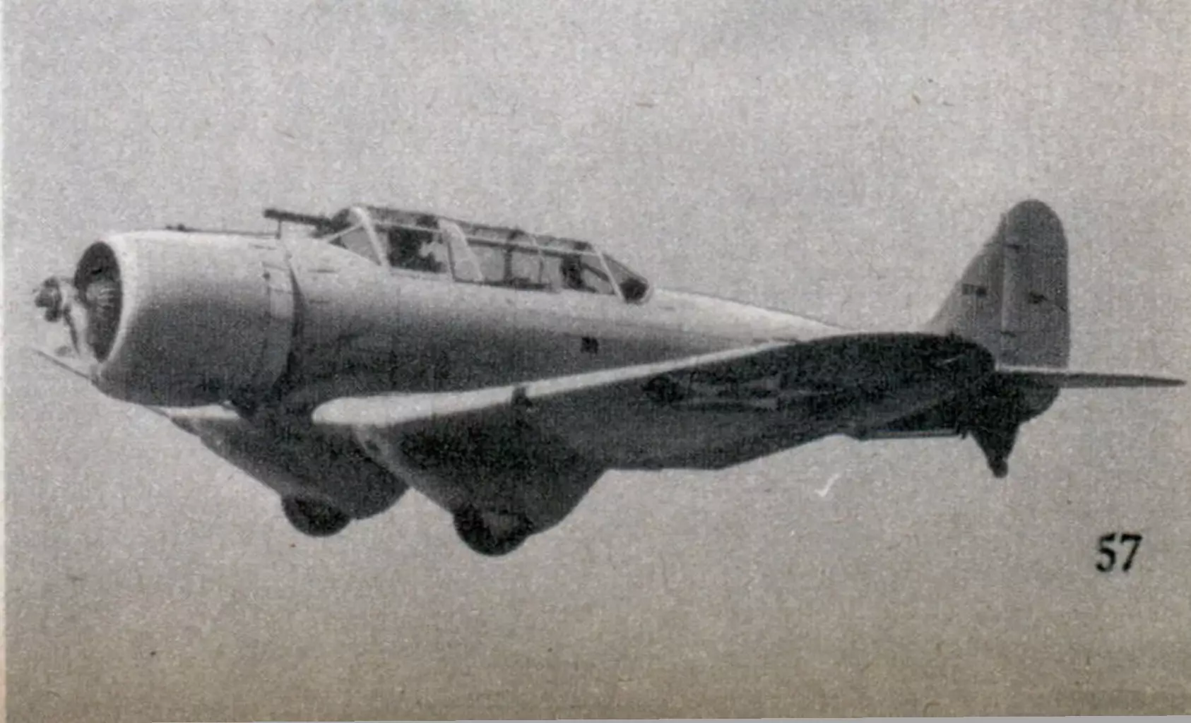 Northrop BT-1 ເປັນ double piquetteer-monoplane, ເຄື່ອງພ້ອມດ້ວຍ 750-strong Pratt & Whitney ເຄື່ອງຈັກ. ເຮືອບິນຖືກອອກແບບມາສໍາລັບວຽກງານຂອງຍານພາຫະນະແລະຕົວຊີ້ວັດຂອງລັກສະນະການບິນຂອງຕົນມີຄວາມລັບ. ກະລຸນາສັງເກດວ່າ racks chassis ຕົ້ນຕໍແມ່ນ retractable ບາງສ່ວນ.