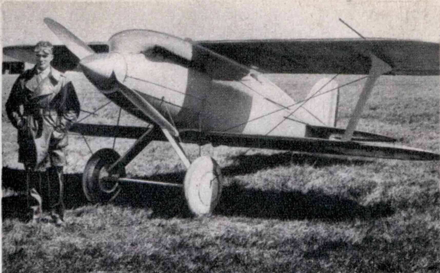 Major Al Williams makalesinin yazarı, bir sıvı soğutma motoru Curtiss D-12 ile donatılmış ünlü Donanma Curtiss Yarış Uçağı'nın arka planına karşı gösterilir. Bu uçakta Williams, 1923'ün Pulitzer ırklarını St. Louis'te düzenledi, saatte 266.6 mil hızını gösteriyor (428.96 km / s)