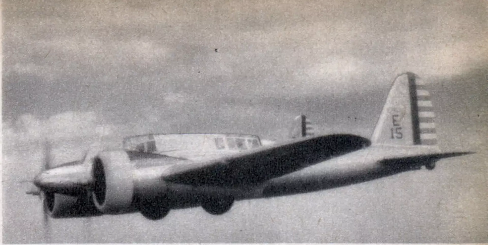 รูปถ่ายอย่างเป็นทางการของกองทัพสหรัฐฯด้วยภาพของเครื่องบินช็อก Curtiss Y1A-18 พร้อมกับมอเตอร์เรเดียลยุคเก้าสูบสองสูบ เครื่องบินโจมตีนี้เมื่อเร็ว ๆ นี้ได้รับการทดสอบในกลุ่ม Assault Air (กลุ่มโจมตีที่ 3) ของสำนักงานใหญ่หลักของการบินกองทัพบก