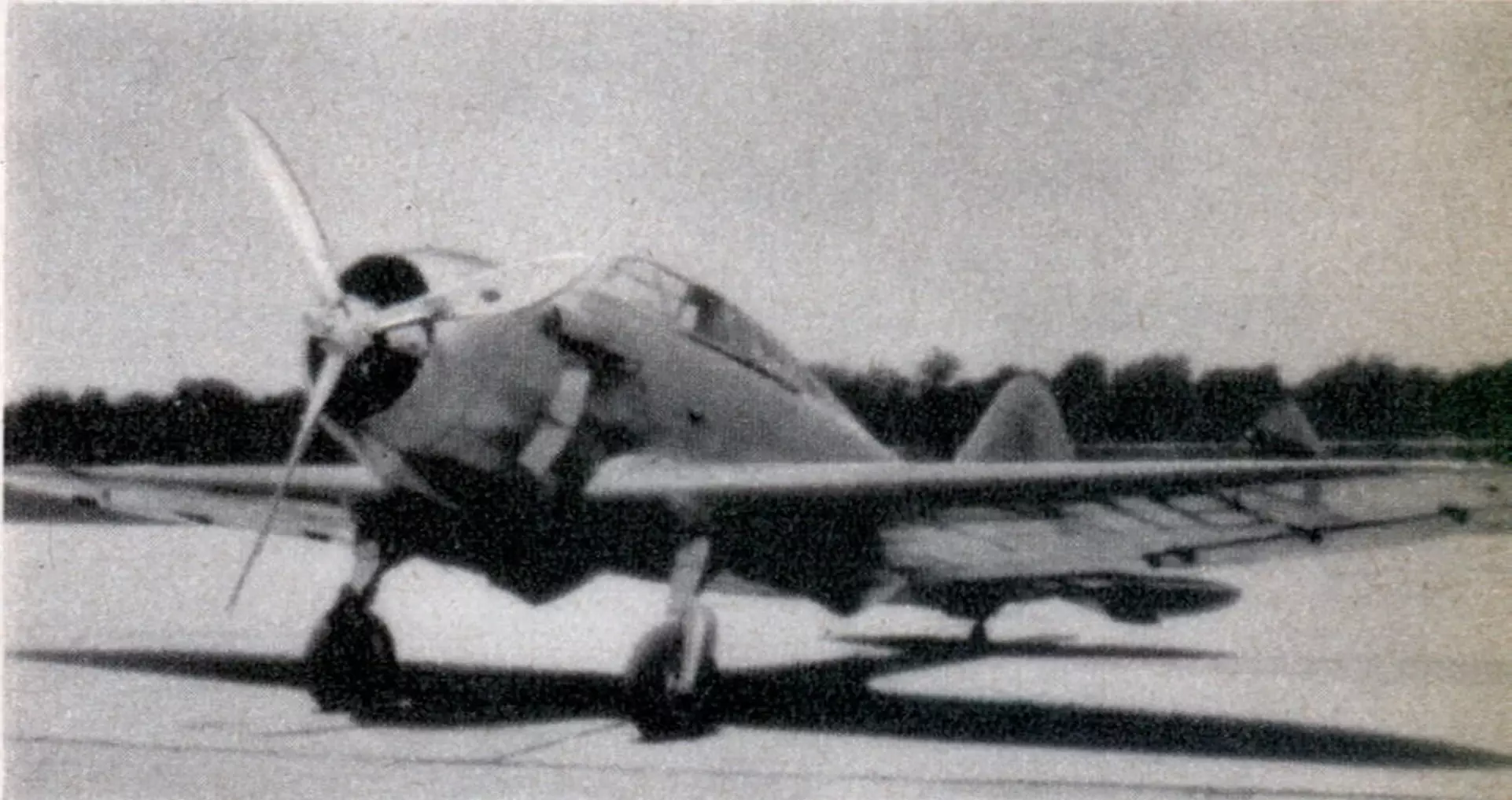 เดียว monoplan-monoplane Seversky P-35 มาพร้อมกับเครื่องยนต์รัศมี 14 สูบและ Whitney ด้วยความจุ 950/1000 HP ที่ระดับความสูง 10,000 ฟุต (3048 ม.) ความเร็วสูงสุดคือ 300 ไมล์ต่อชั่วโมง (483 กม. / ชม.) ช่วงการบินที่ความเร็วในการล่องเรือ 1200 ไมล์ (1931 กม.) พันธุกรรมประกอบด้วยปืนกลสองเครื่องและระเบิดแสง