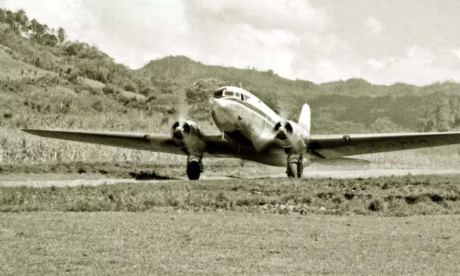 Abiria Douglas DC-3 National Airlines ya Honduras Sahsa kuvuta inachukua