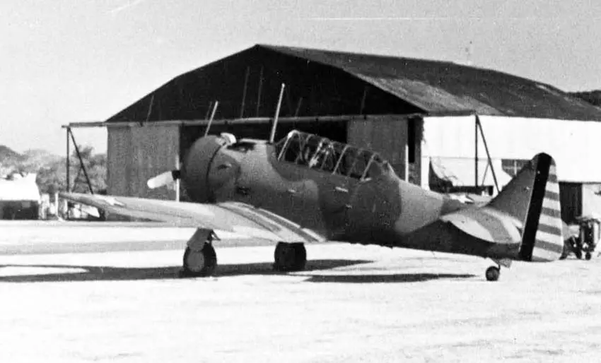 Lichte Noardamerikaansk A-27 Attack Aircraft by Nichols-fjild Airfield. Foardat de yngong fan 'e Feriene Steaten yn' e Oarloch waard, waard dit type brûkt as training