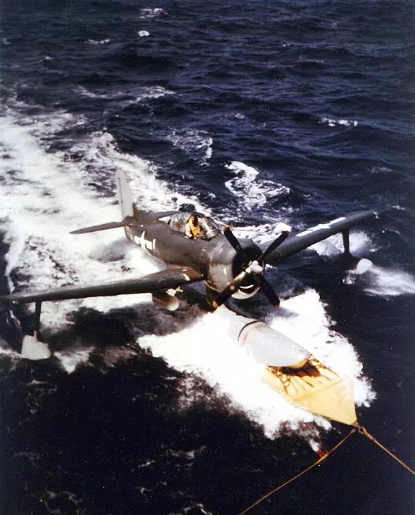 The Curtiss SC-1 Seahawk intelligence aircraft expects rise to Alaska linear cruiser. The battle for Ivodzima, March 1945. https://ru.wikipedia.org/wiki/curtiss_sc_seahawk.
