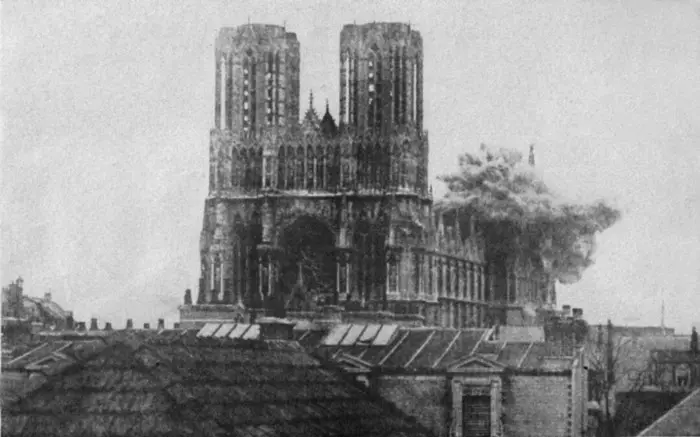 Entrada directa na catedral en Reims. Un dos personaxes recoñecibles e replicables da barbarie alemá