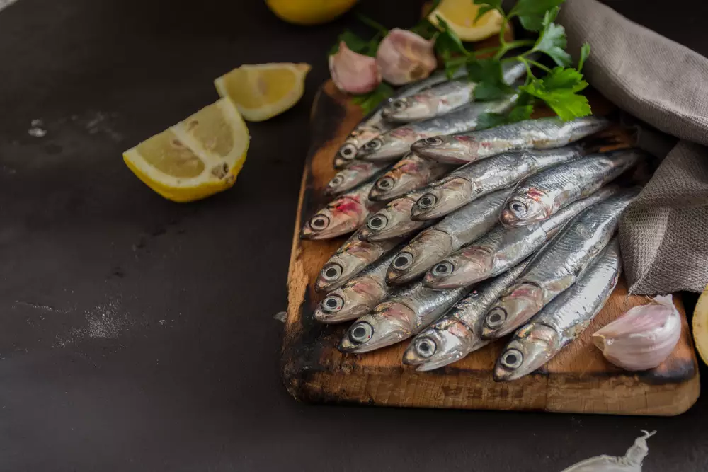 Finis anchois frais au citron. Shutterstock