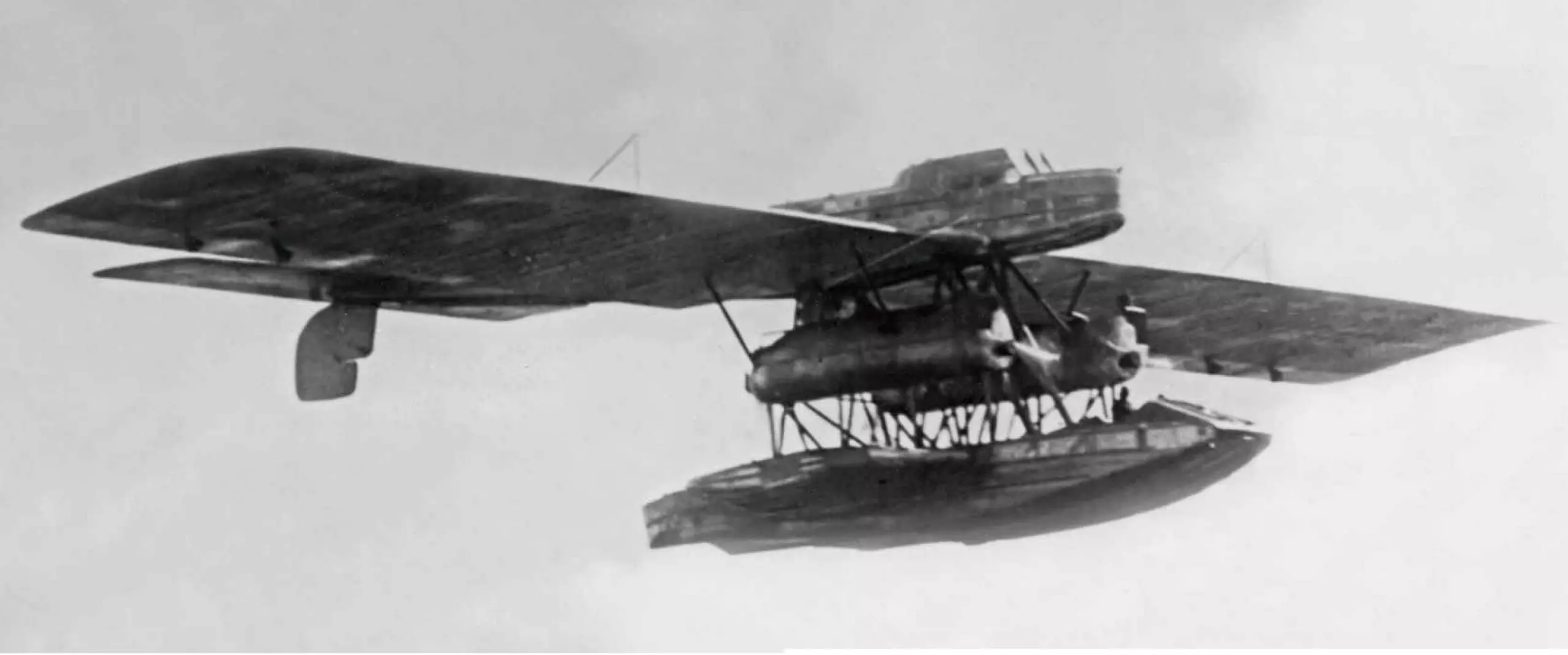 Urso de hidrossapol gigante do lago Boden. Os primeiros aviões de Claudius Dornery