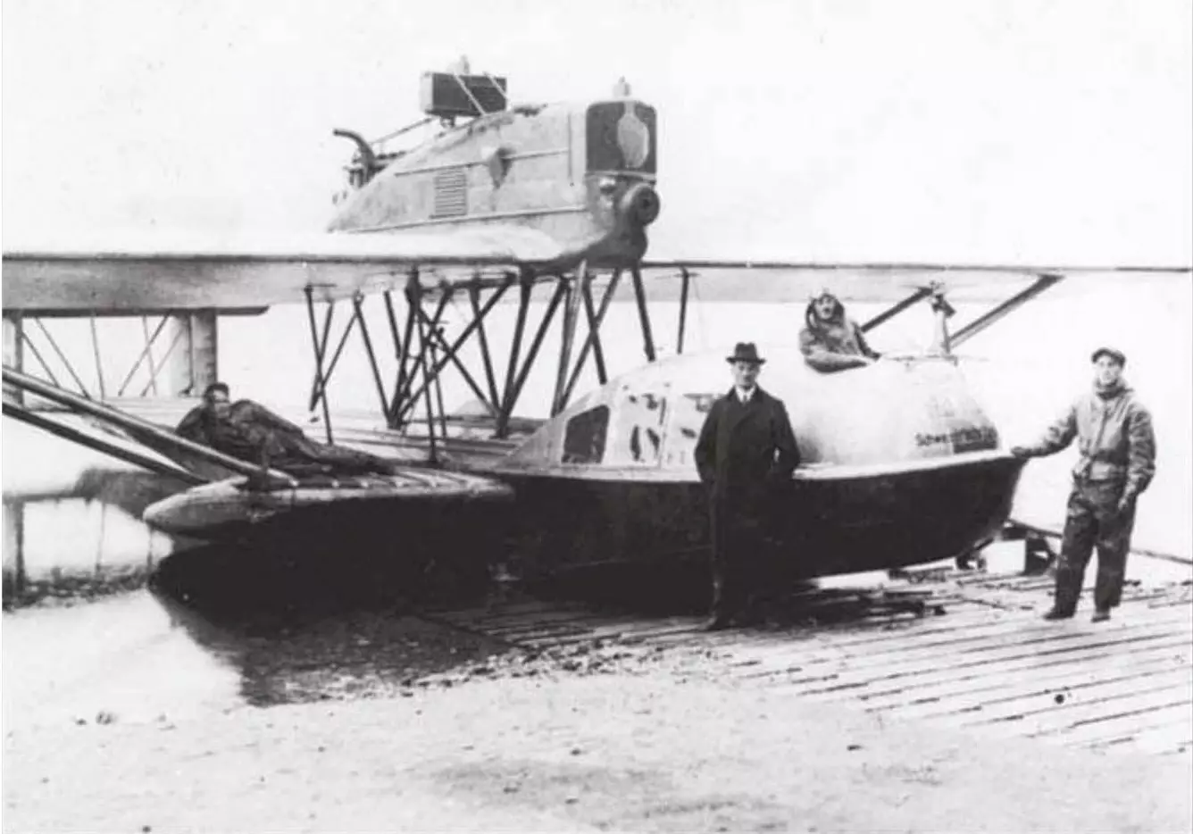 Patroche de um barco voador Dornier-wal. Inteligência marítima gs.i terminou sua carreira em 1920, quando foi especialmente inundado na Baía de Kiel