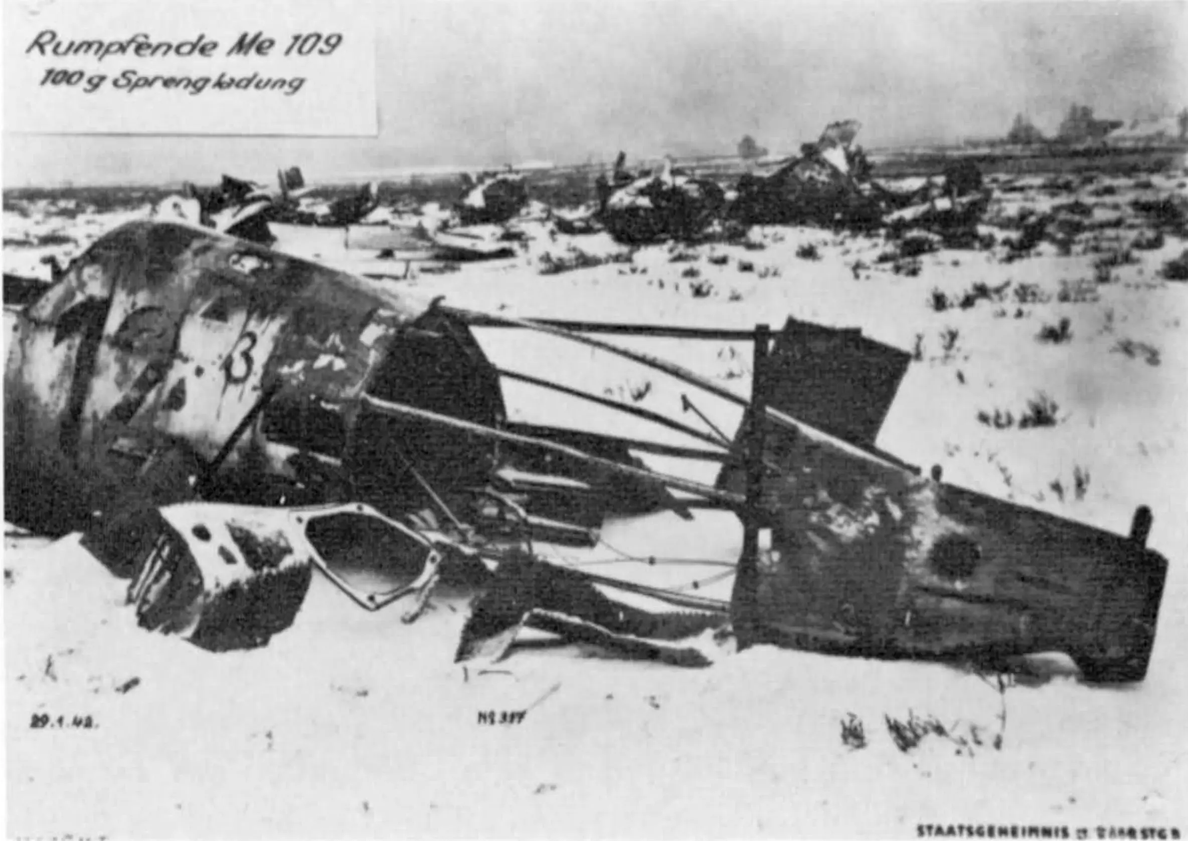 Ryžiai. 7 BF 109 kovotojo fiulagio gale, kurį pakenkė 100 gramų sprogimo mokestis. Dėl pakenkimo, ne tik išorinis apvalkalas buvo suplėšytas, bet pasirodė esąs sunaikinti išilginiai statybos ir statinių junginių elementai. Pakabinamasis įrašas su tokiu sprogimo mokesčiu be abejonės būtų sunaikinti lėktuvą