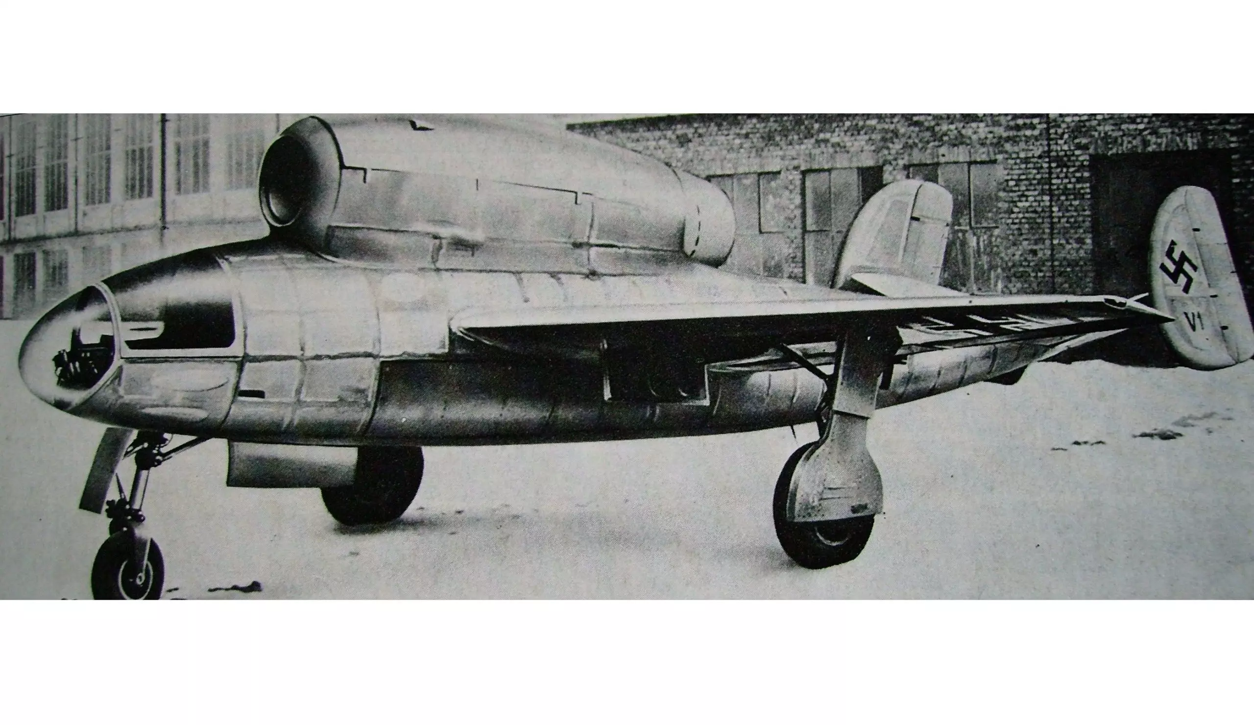 با تجربه Henschel HS 132 Bomber را تجربه کرد. آلمان