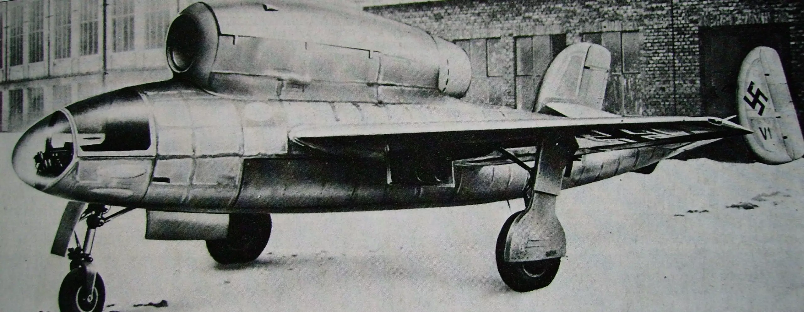 Berpengalaman HS 132 memilih pengebom di Henschel Flugzeugwerke A.g. kilang. (Diterima Rajah Herrta Himanna [Gert Heumann])