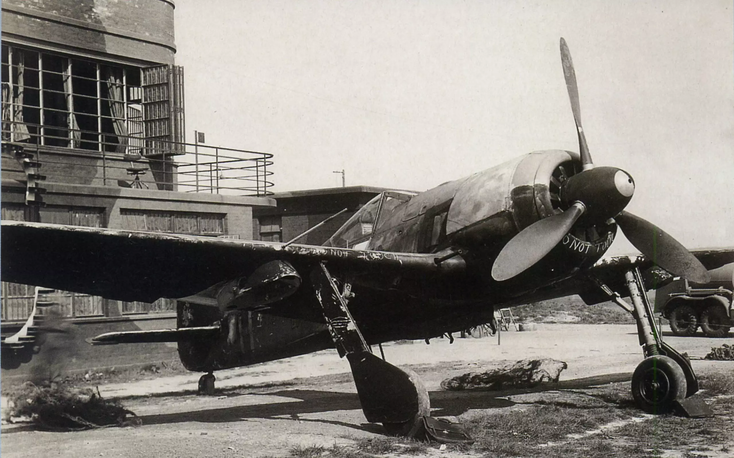Anfang am Morgen des 17. April 1943, Feldfeld Otto Bechtold - ein Pilot aus der Air Group II./skg 10 - verlorene Orientierung im Weltraum und pflanzte seinen FW-190 A-4 / U8 (Kopf des Raums 7155) an der Flugplatz des Royal West Meiing Airfield. Dieser Snapshot wurde am Nachmittag im West Meiering Airfield gemacht