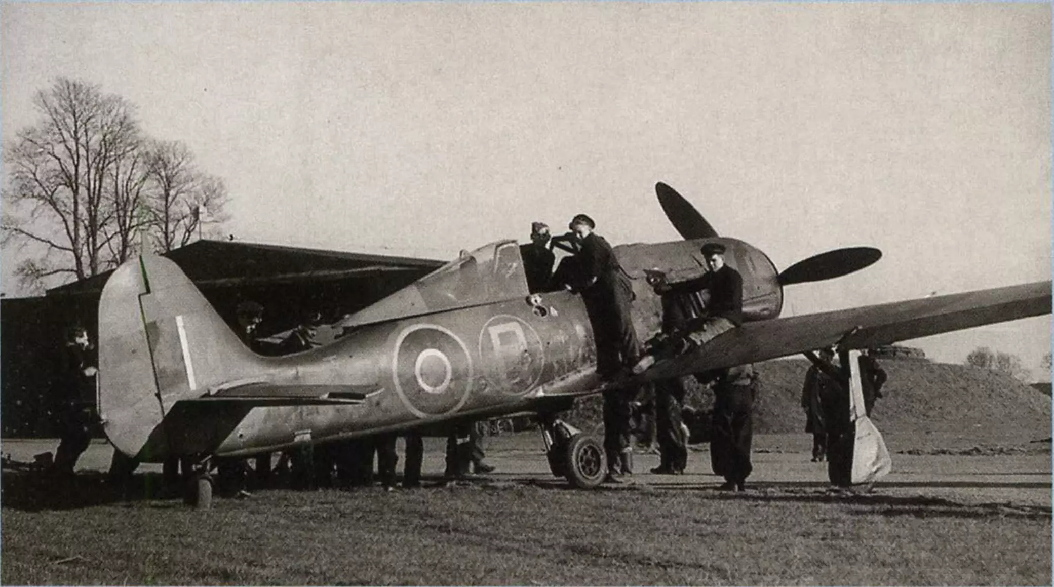 Luftfahrtstation der Royal Flotte Jolvinton, 8. März 1944. Marine Corps-Soldaten, die auf FW 190 FEd 190 Tarish Tarish Tarish tarchieren, identifizieren Anzeichen der königlichen Luftwaffe und der Militärnummer PE882