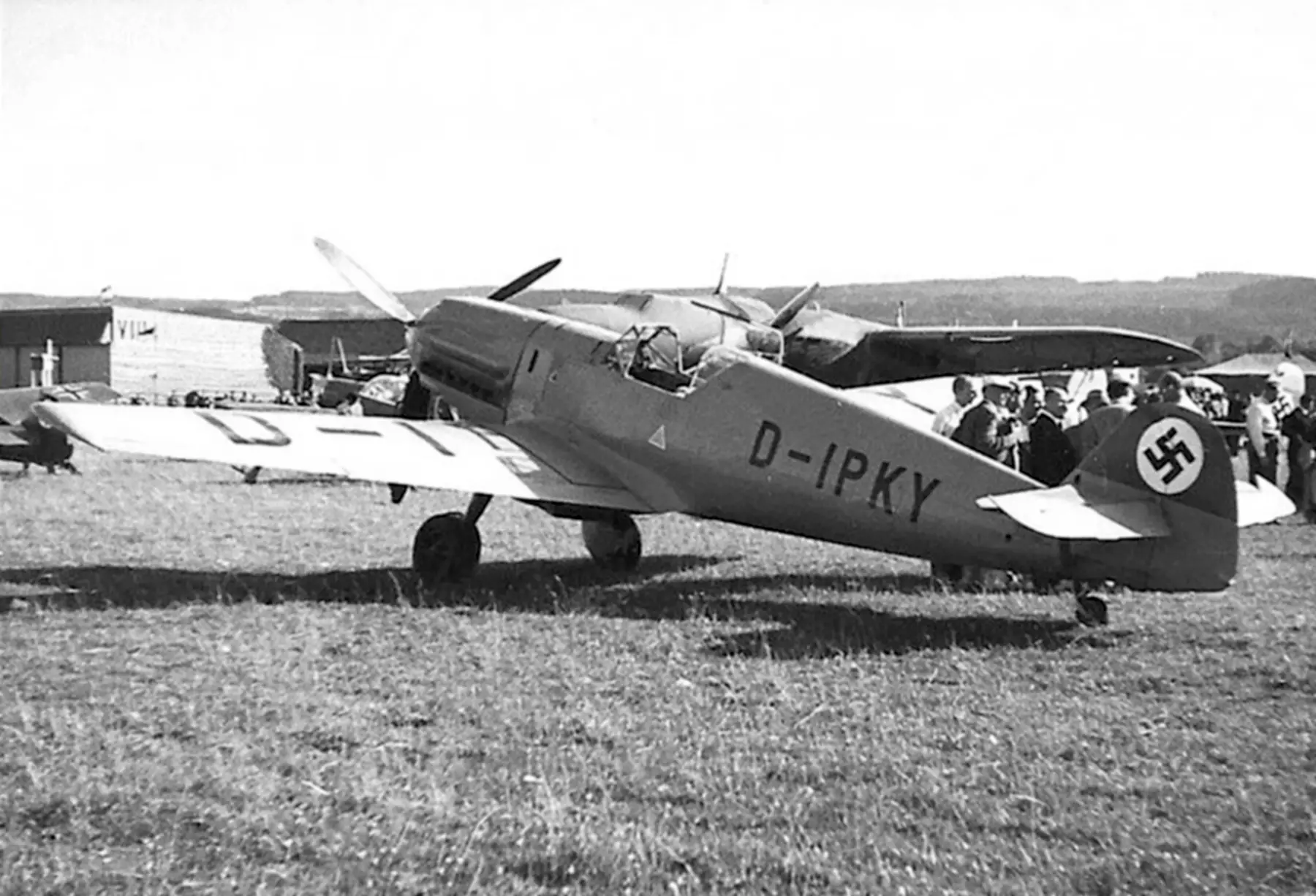 Cofnodwch Plane Messerschmitt BF 109V-13 ar Rasys yn Zurich