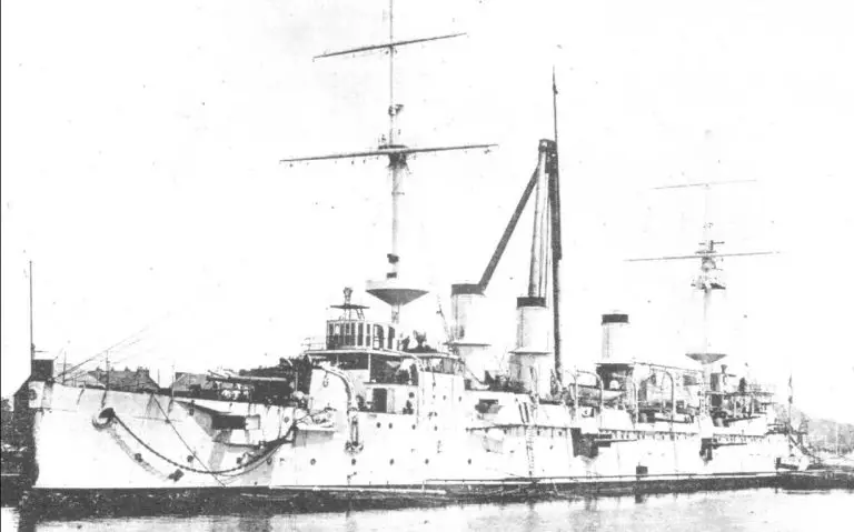 Pautan lemah armada Jepun. Bronnosny cruiser.