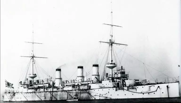 日本艦隊的薄弱聯繫。 Bronnosny Cruiser.