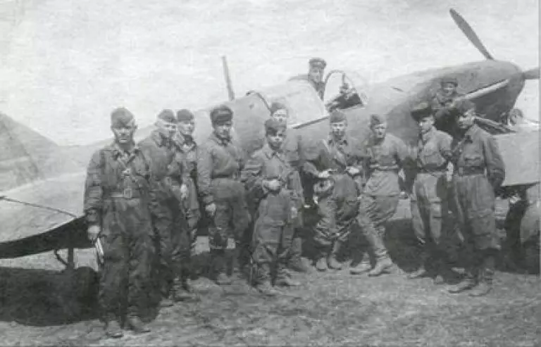 Workdays Angkatan Udara Luhureun Kulon di tengah, Maret 1942