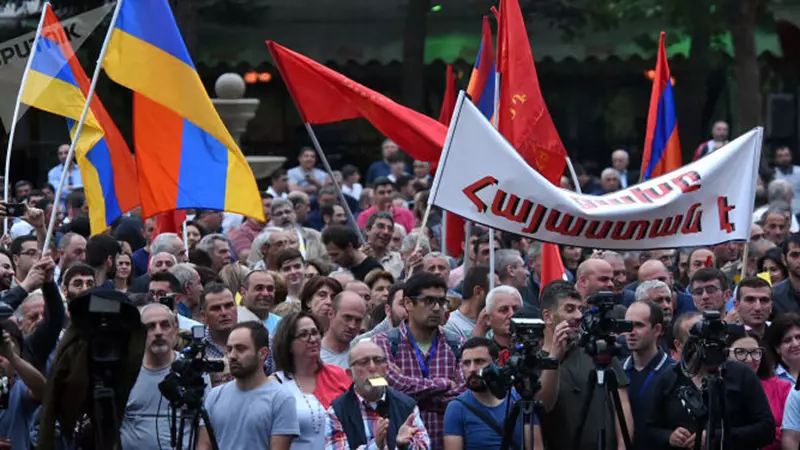 Příznivci Dashnaktsutyun strany na rally s požadavkem reforem a uznávání Karabav Arménie, 2019