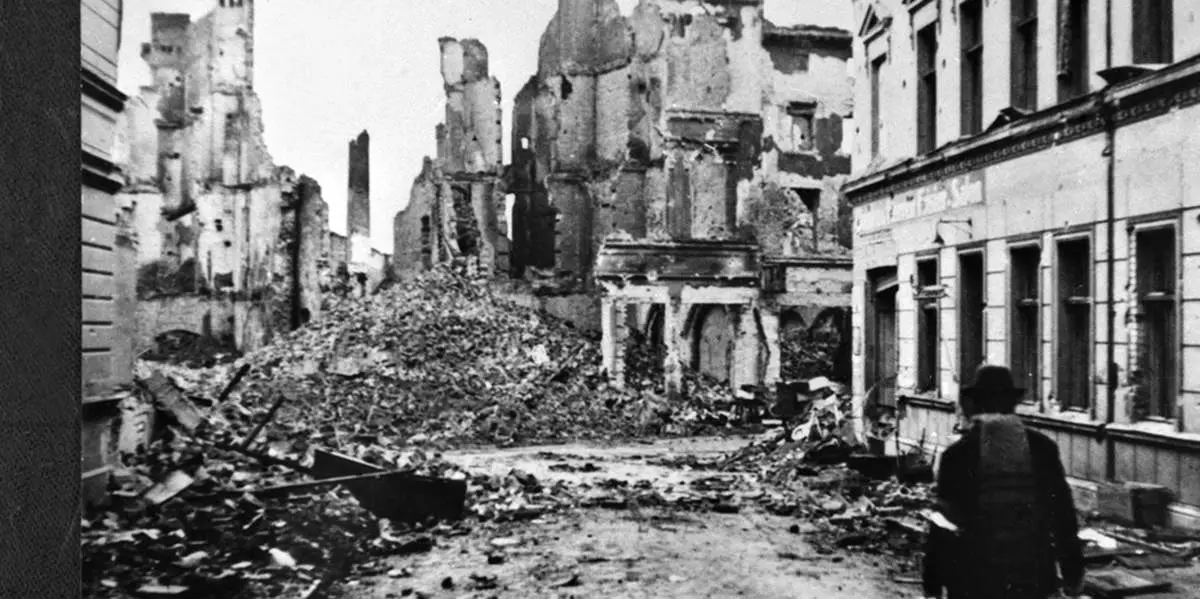 Vista das casas destruídas após a batalha por Keree (https://waralbum.ru/)