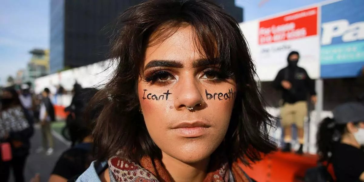 5月31日，2020年5月31日，加利福尼亚州，美国：一个抗议者在她的脸颊上写下这句话，以纪念乔治弗洛伊德。普罗斯特斯在一个立场中连续走到第五天反对以前明尼阿波利斯警察报价的乔治弗洛伊德·德里克·昌宾。许多海报在圣莫尼卡聚集在那里，一个和平抗议很快，许多抗议者的警察和重量抢劫就会受到冲突。 （信用图像：全球外观按/ Keystone Press代理）