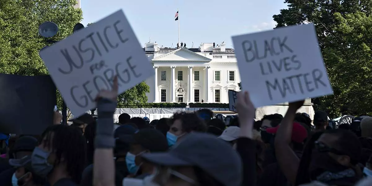 (200601) - Washington DC, 1. Juni 2020 (Xinhua) - Protester Rally virun dem Doud vum George Floaton, 2020. Proteston Mann ëmbruecht an Minnapolisco-Uspassody, weider a Stied iwwer d'Vereenegt Staaten. (Xinhua / liu Jie)