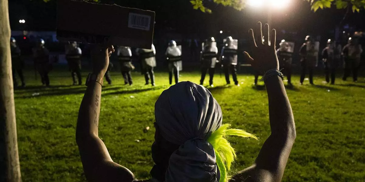 Protestor drží ruky vo vzduchu, ako polícia a národná garda sa pozerá počas protestu v Lafayette Square vo Washingtone, DC, USA, v nedeľu, 31. mája, po smrti neozbrojeného čierneho muža v rukách Minnesota polície 25, 2020. Credit: Stefani Reynolds / CNP | používanie na celom svete
