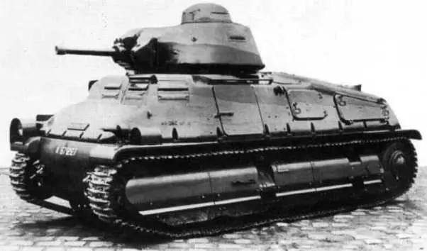 (Ten, kto je považovaný za najlepší francúzsky pre-vojnový tank S-35. Je zaujímavé, že keď je pomerne všestranná hmotnosť, pokojne účtuje len 190. napájací motor)