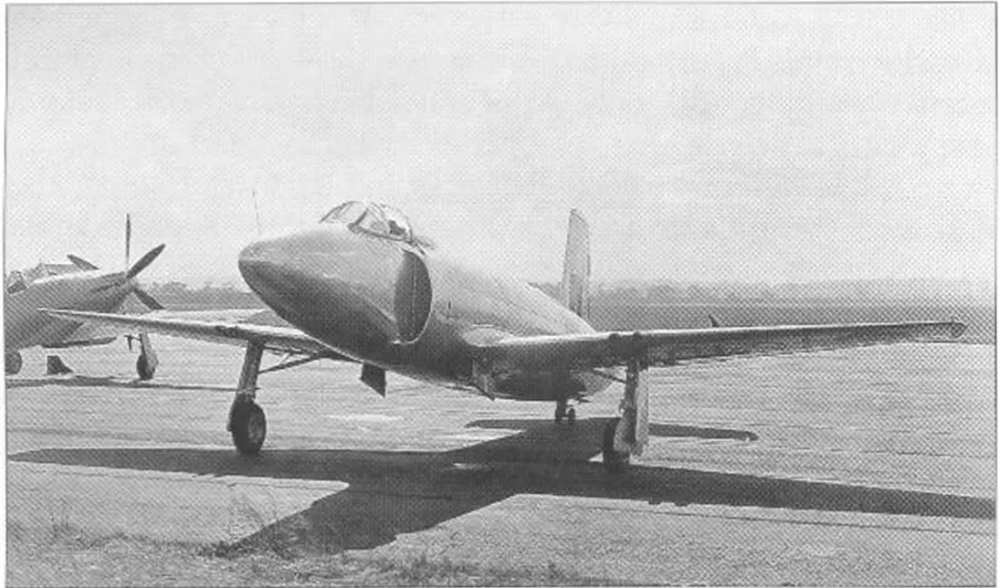 Supermarine E.10 / 44 முன்மாதிரி (இராணுவ எண் TS409), செப்டம்பர் 1946 இல் புகைப்படம் எடுத்தது. விமானம் E.1 / 45 விவரக்குறிப்புக்கு ஏற்ப இருக்கும் போது, ​​அவர் தாக்குதலின் பதவிக்கு வந்தார்