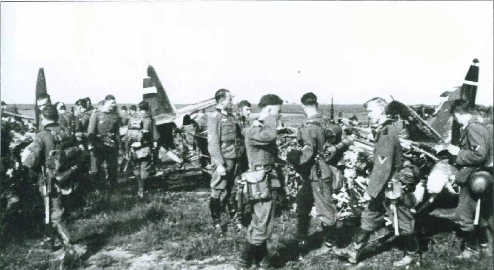 Sedih End: Infantri Jerman menganggap jenazah tiga IR-3, dibakar pada 12 April di Aerodrome Radine II