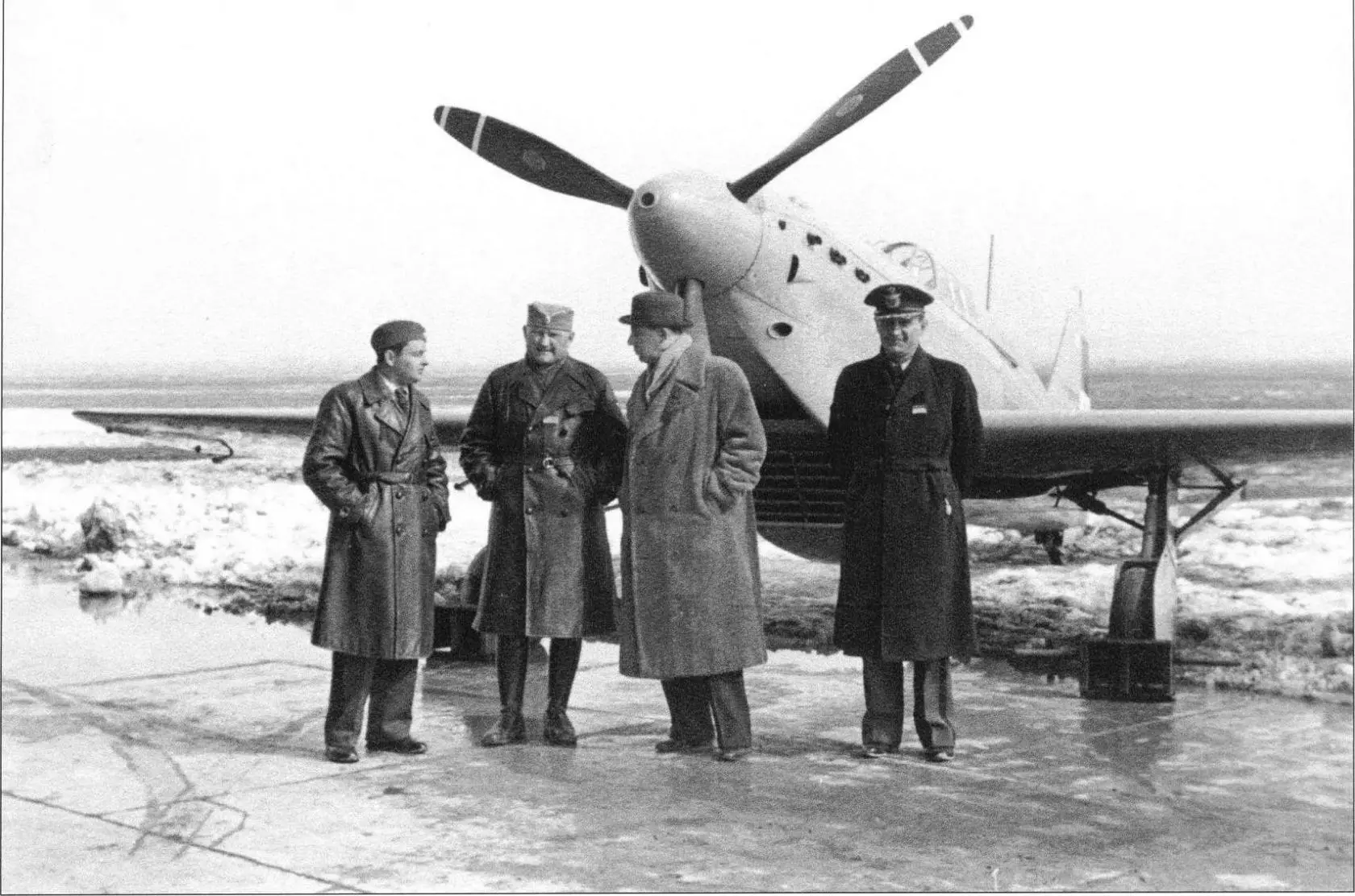 Pereka dan pegawai kanan Tentera Udara Yugoslav yang menentang latar belakang prototaip kedua IR-3