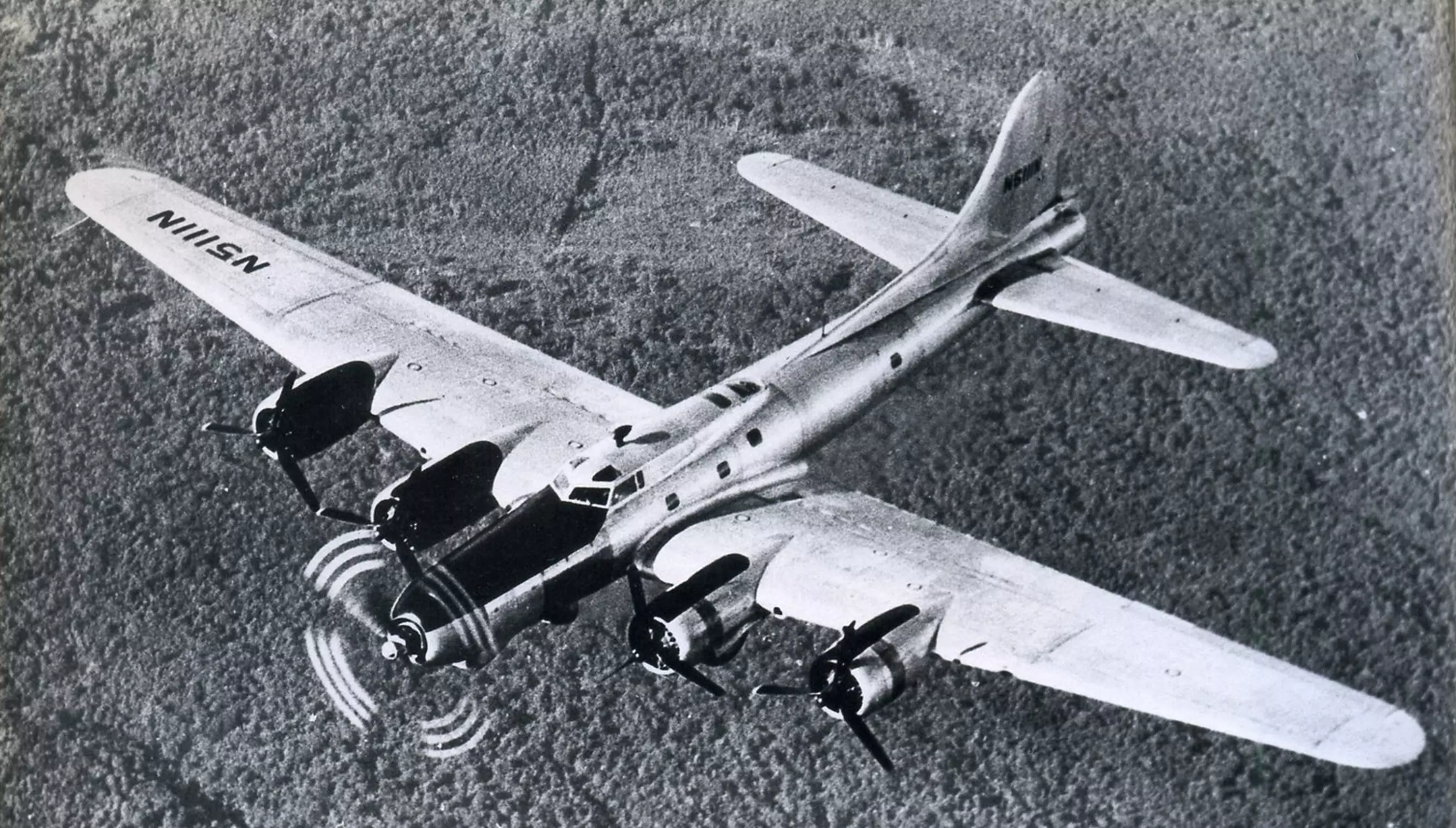 B-17G（N511N; 44-85734）的美麗景觀在飛行中與普拉特＆Whitney XT-34渦輪黃蜂在機身上安裝在鼻子。注意轉向後的飛行員（Philippe Jarretta的照片）