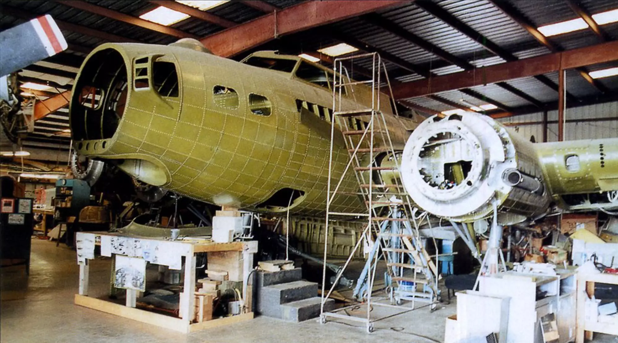 De moeilijkste taken van het restauratiewerk behoorden tot de installatie van het nieuwe nasale deel van de romp. Het originele neusdeel van het vliegtuig werd op een laag gestuurd tijdens de re-apparatuur van de machine bij de Boeing-fabriek onder de installatie van de XT-34 Turboprop-motor (een momentopname van Raslett Norman)