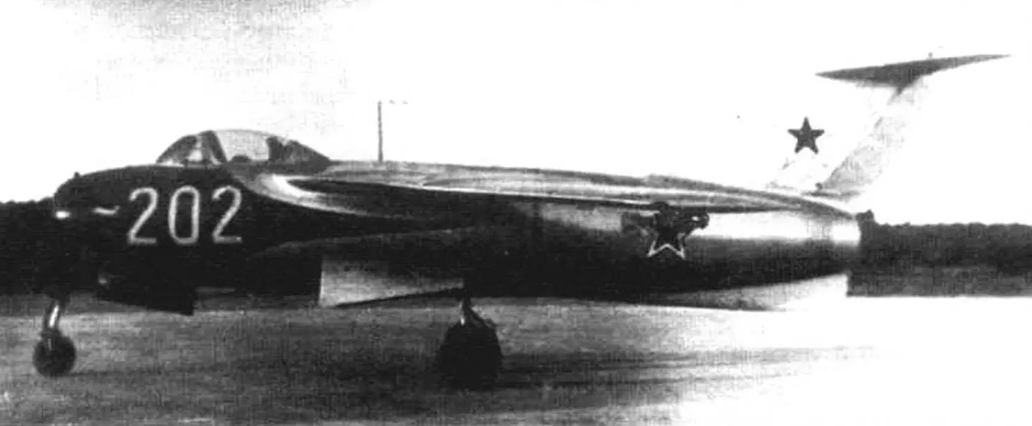 LA-15 (fabrik nr 52210202), som bestod i 196: e Jeap. På flygplatsen