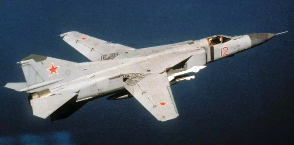 Mig-23M - një avion tashmë më pak luftarak me një lokacion të ri dhe raketa të mesme nën krah. Por ende nuk janë komunikuar në mënyrë të mjaftueshme dhe në planifikuesin dhe