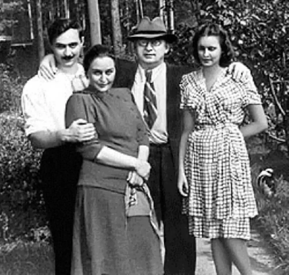 Sergo Lavrentievich Beria (à gauche) avec mère, père et femme Rg.ru