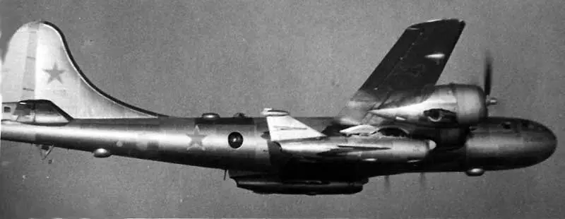 Avion pilotable-analogique à ("Comet") sous l'aile de l'aéronef de transporteur TU-4 MilitaireRussie.ru