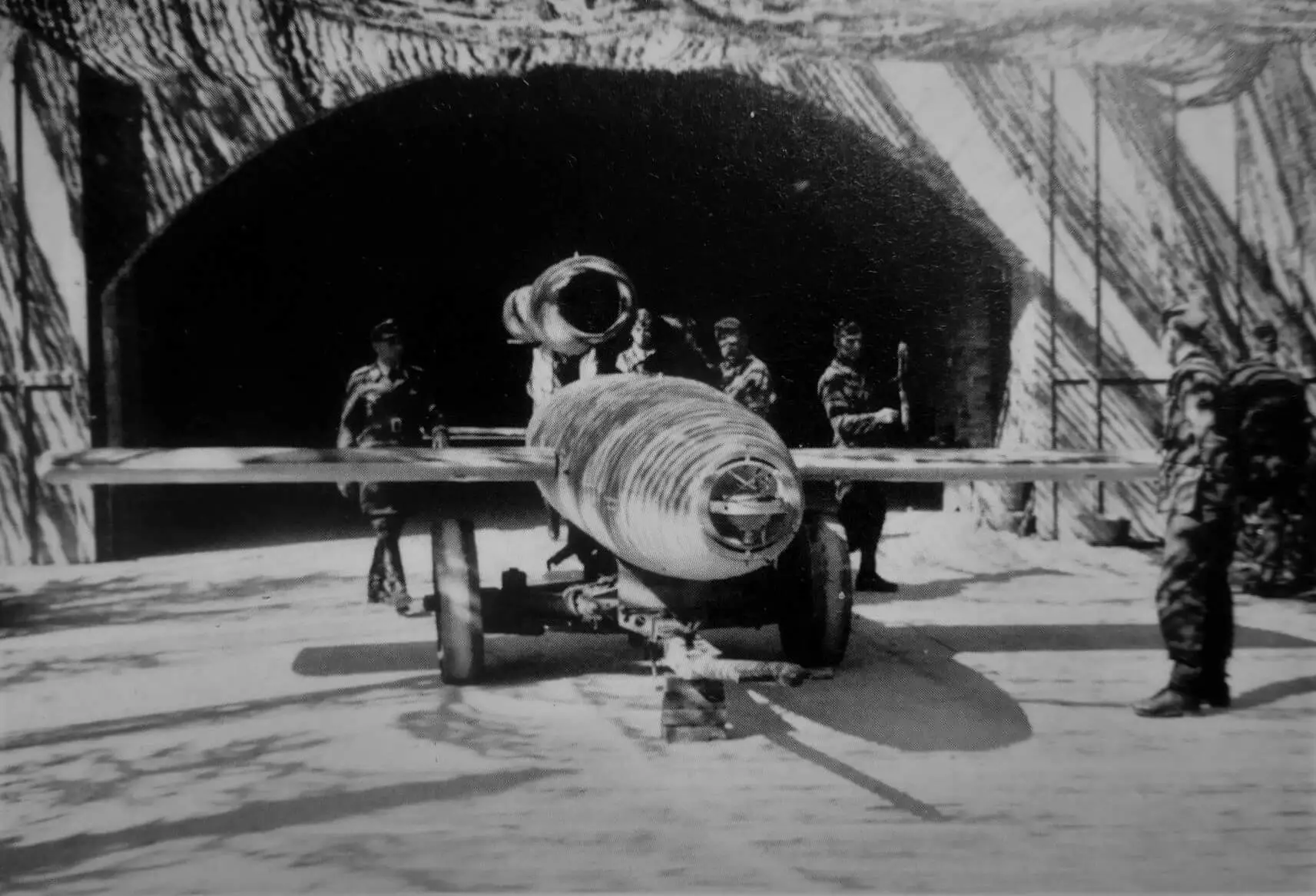 Nemeckí vojaci na FI 103 Projectil Aircraft (FZG 76, V-1) pred chráneným prístreškom, 1944. Fotografie walter frenz waralbum.ru