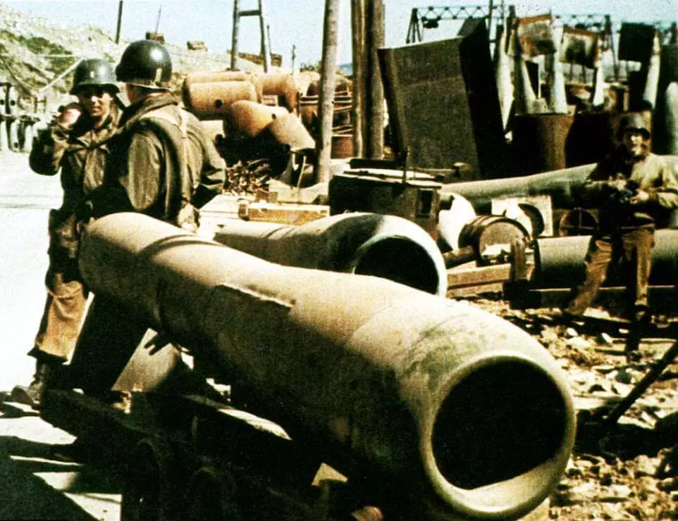 Soldats américains du moteur réactif à air pulsant en série comme 014 avion-projectile-projectile (V-1) sur le territoire de l'usine de mittelver; 15 avril 1945 légionmagazine.com