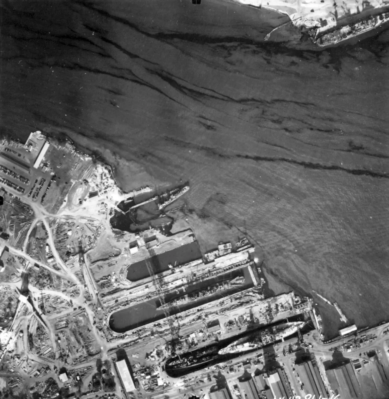 प्रत्यक्षात, जपानी डॉक्स देखील बमबारी होते. डॉक क्र. 1 (खाली) दोन नष्ट झालेल्या नाशकर्ते दृश्यमान आहेत आणि वरच्या बाजूला - एक सूज फ्लोटिंग डॉक